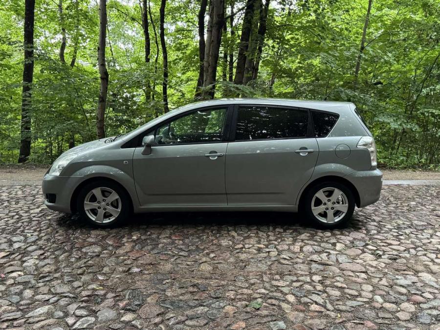 Grey Toyota Corolla Verso 2009 in Vilnius, with an engine capacity of 2.23 L and mileage of 287 thousand km for 3500 €, photo 7 on AUTOMOTO.COM.LV