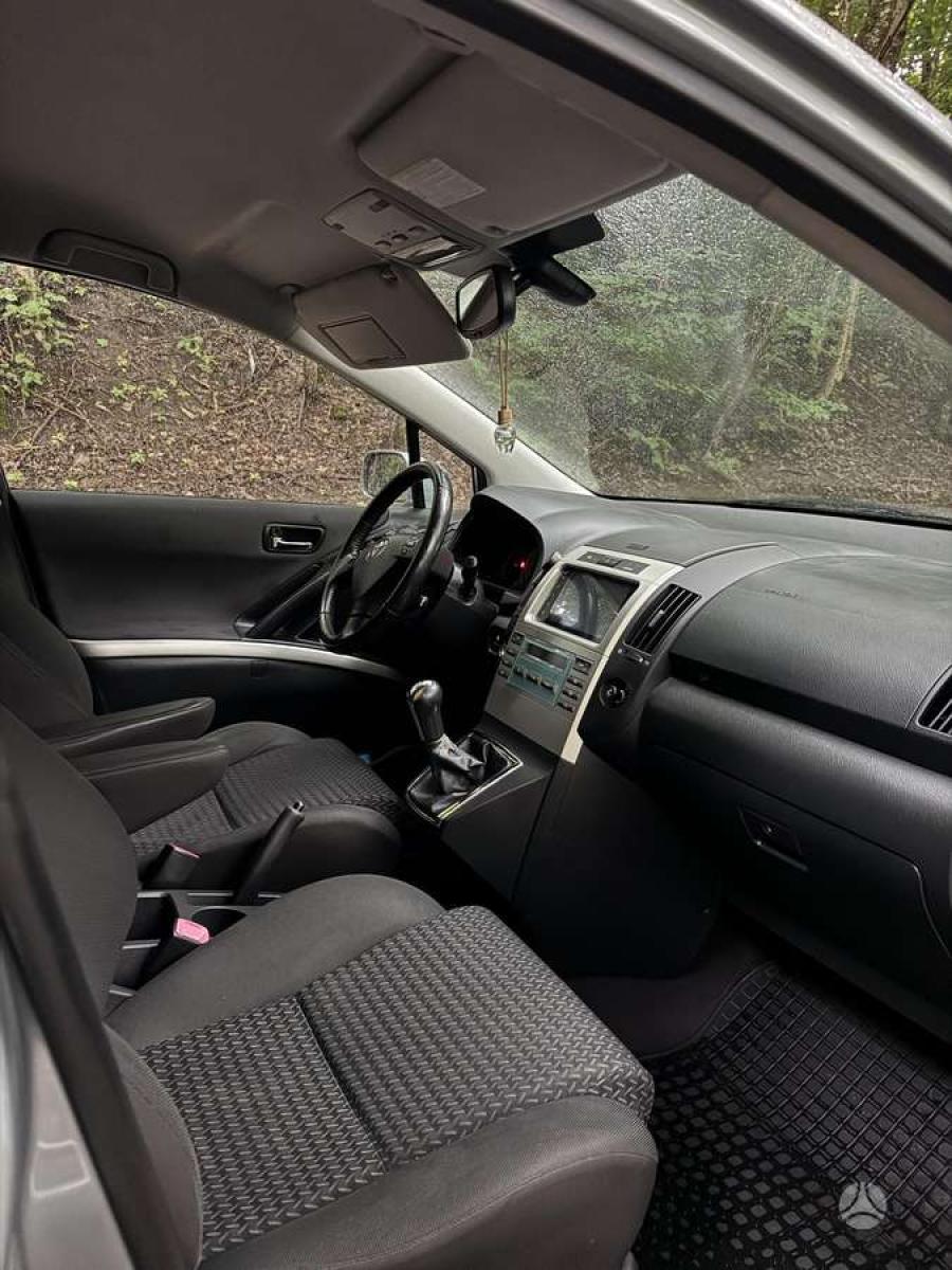 Grey Toyota Corolla Verso 2009 in Vilnius, with an engine capacity of 2.23 L and mileage of 287 thousand km for 3500 €, photo 11 on AUTOMOTO.COM.LV