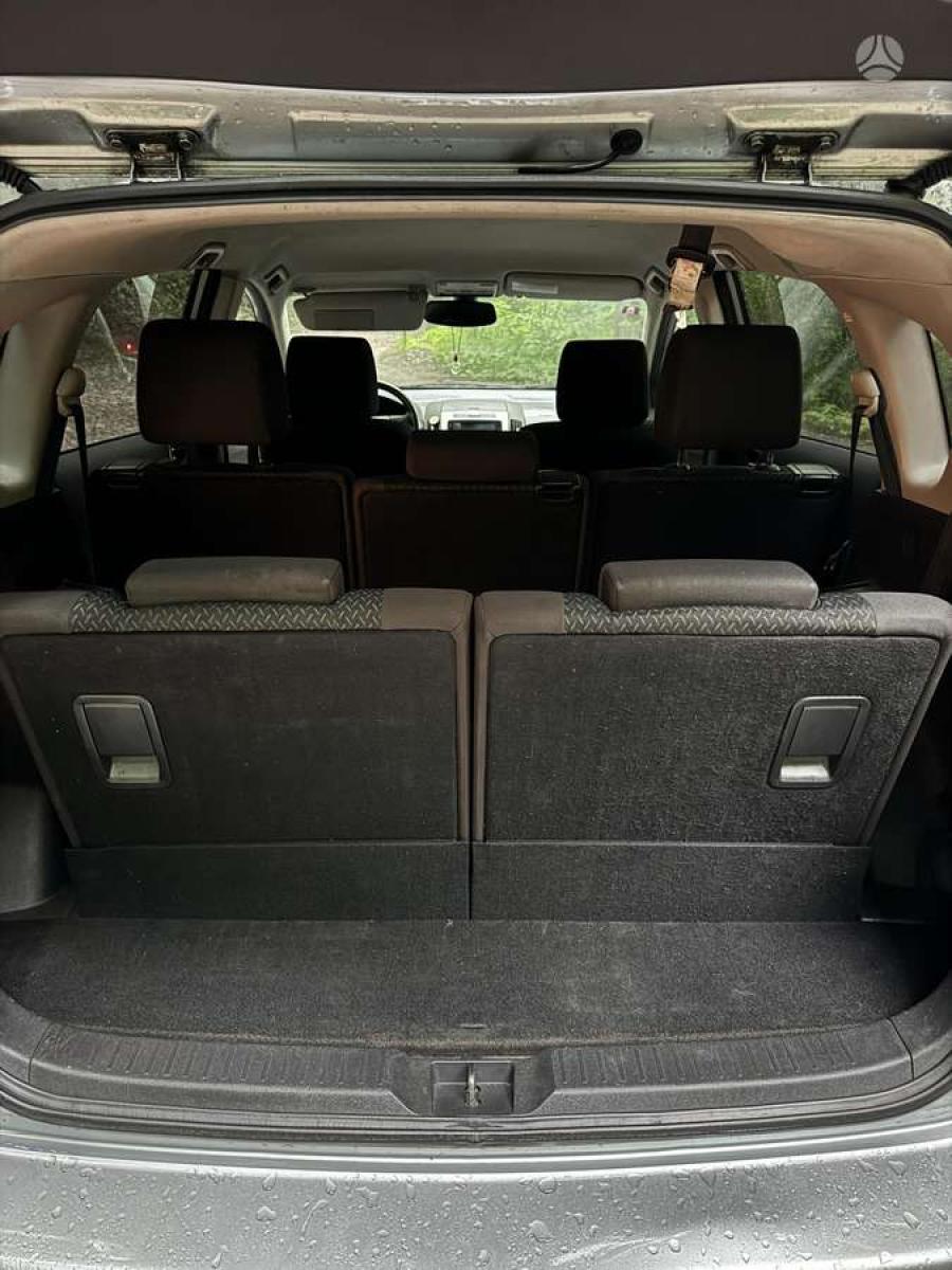Grey Toyota Corolla Verso 2009 in Vilnius, with an engine capacity of 2.23 L and mileage of 287 thousand km for 3500 €, photo 16 on AUTOMOTO.COM.LV