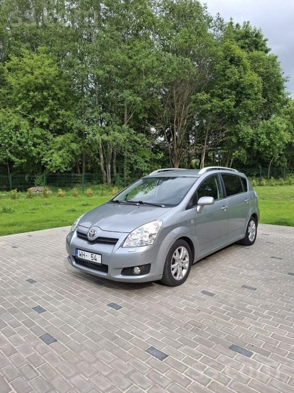 Grey Toyota Corolla Verso 2009 in Cesis, with an engine capacity of 2.20 L and mileage of 226 thousand km for 3495 €, photo 1 on AUTOMOTO.COM.LV