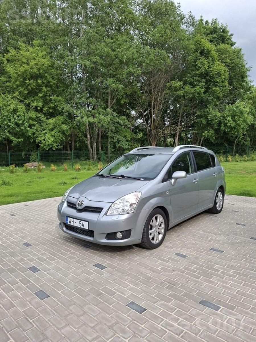 Grey Toyota Corolla Verso 2009 in Cesis, with an engine capacity of 2.20 L and mileage of 226 thousand km for 3495 €, photo 1 on AUTOMOTO.COM.LV