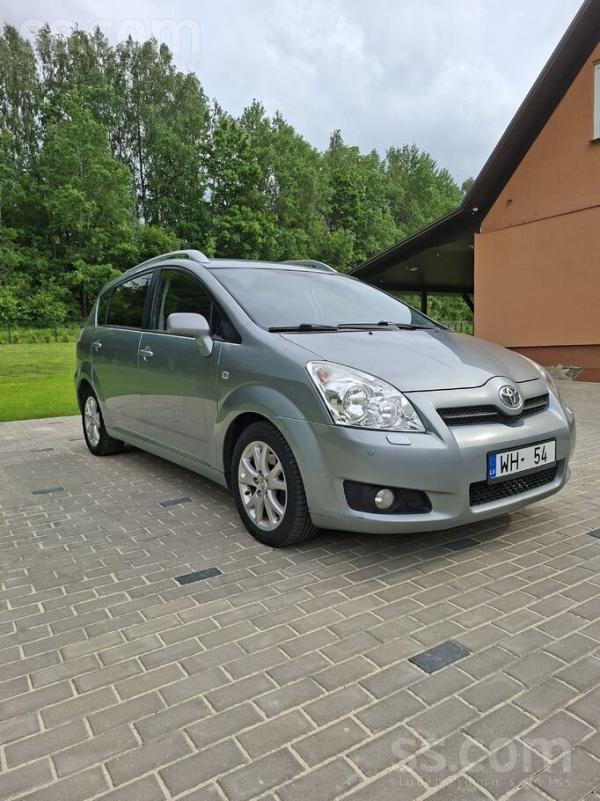Grey Toyota Corolla Verso 2009 in Cesis, with an engine capacity of 2.20 L and mileage of 226 thousand km for 3495 €, photo 2 on AUTOMOTO.COM.LV