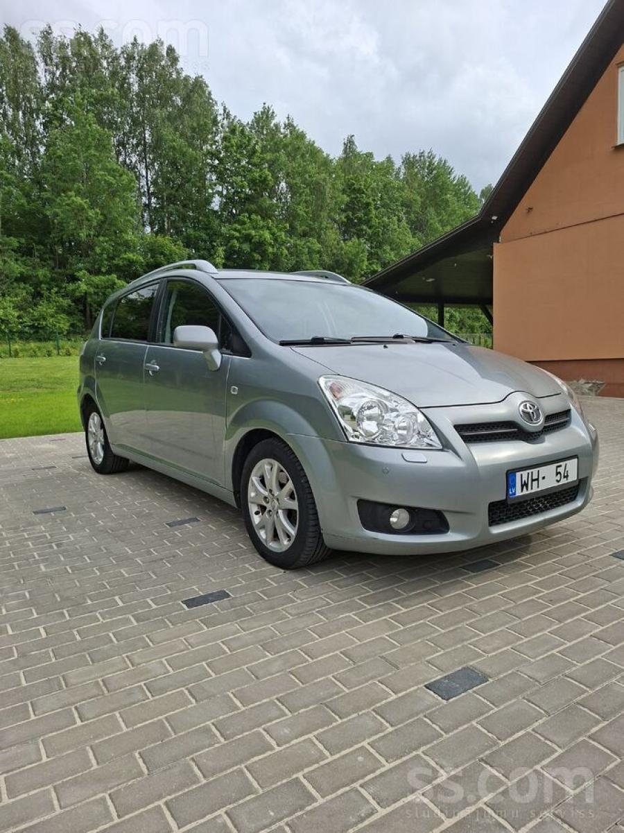 Grey Toyota Corolla Verso 2009 in Cesis, with an engine capacity of 2.20 L and mileage of 226 thousand km for 3495 €, photo 3 on AUTOMOTO.COM.LV