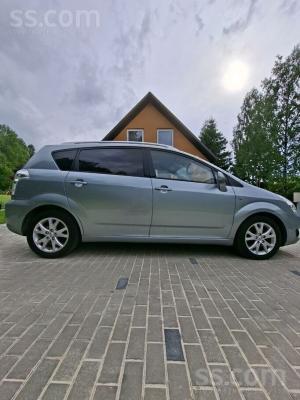 Grey Toyota Corolla Verso 2009 in Cesis, with an engine capacity of 2.20 L and mileage of 226 thousand km for 3495 €, photo 4 on AUTOMOTO.COM.LV