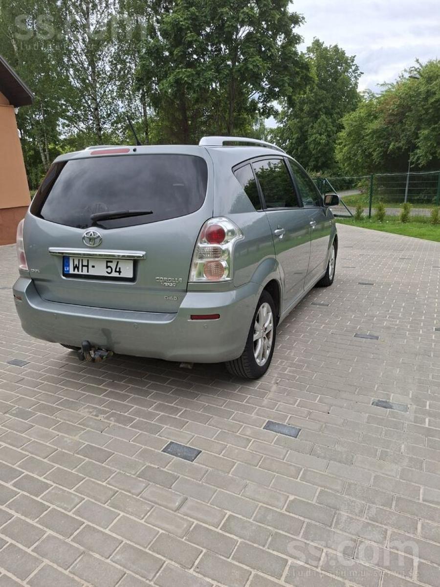 Grey Toyota Corolla Verso 2009 in Cesis, with an engine capacity of 2.20 L and mileage of 226 thousand km for 3495 €, photo 5 on AUTOMOTO.COM.LV