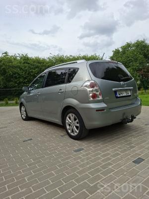 Grey Toyota Corolla Verso 2009 in Cesis, with an engine capacity of 2.20 L and mileage of 226 thousand km for 3495 €, photo 6 on AUTOMOTO.COM.LV