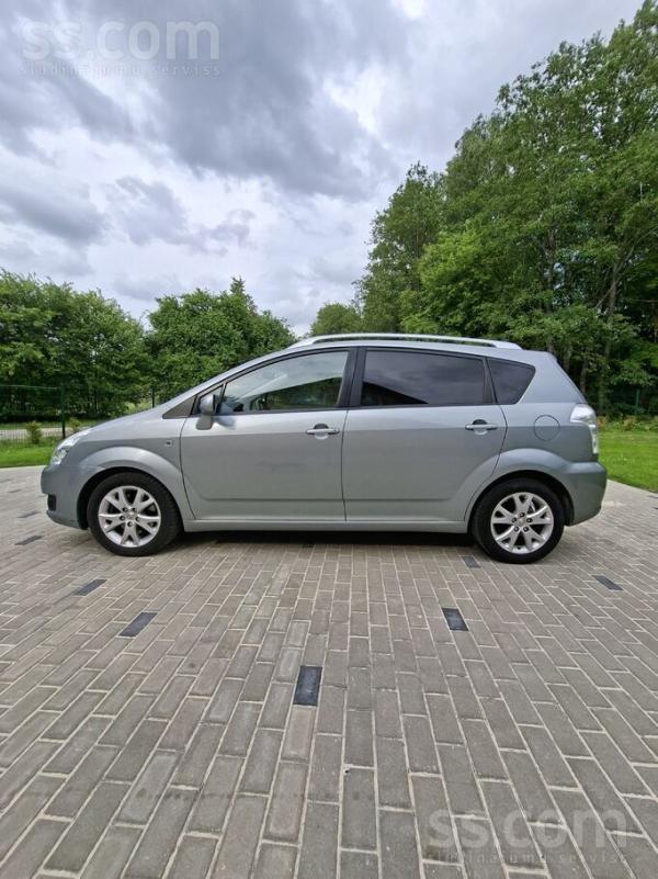 Grey Toyota Corolla Verso 2009 in Cesis, with an engine capacity of 2.20 L and mileage of 226 thousand km for 3495 €, photo 6 on AUTOMOTO.COM.LV