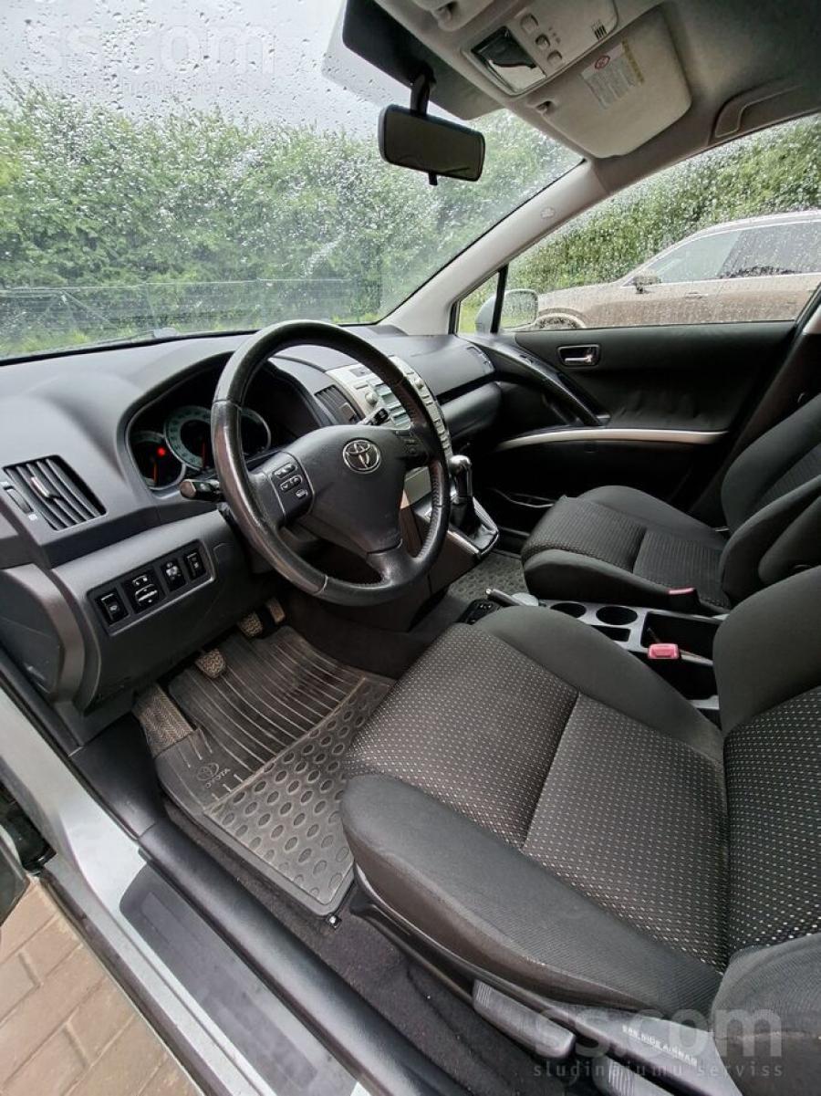 Grey Toyota Corolla Verso 2009 in Cesis, with an engine capacity of 2.20 L and mileage of 226 thousand km for 3495 €, photo 9 on AUTOMOTO.COM.LV