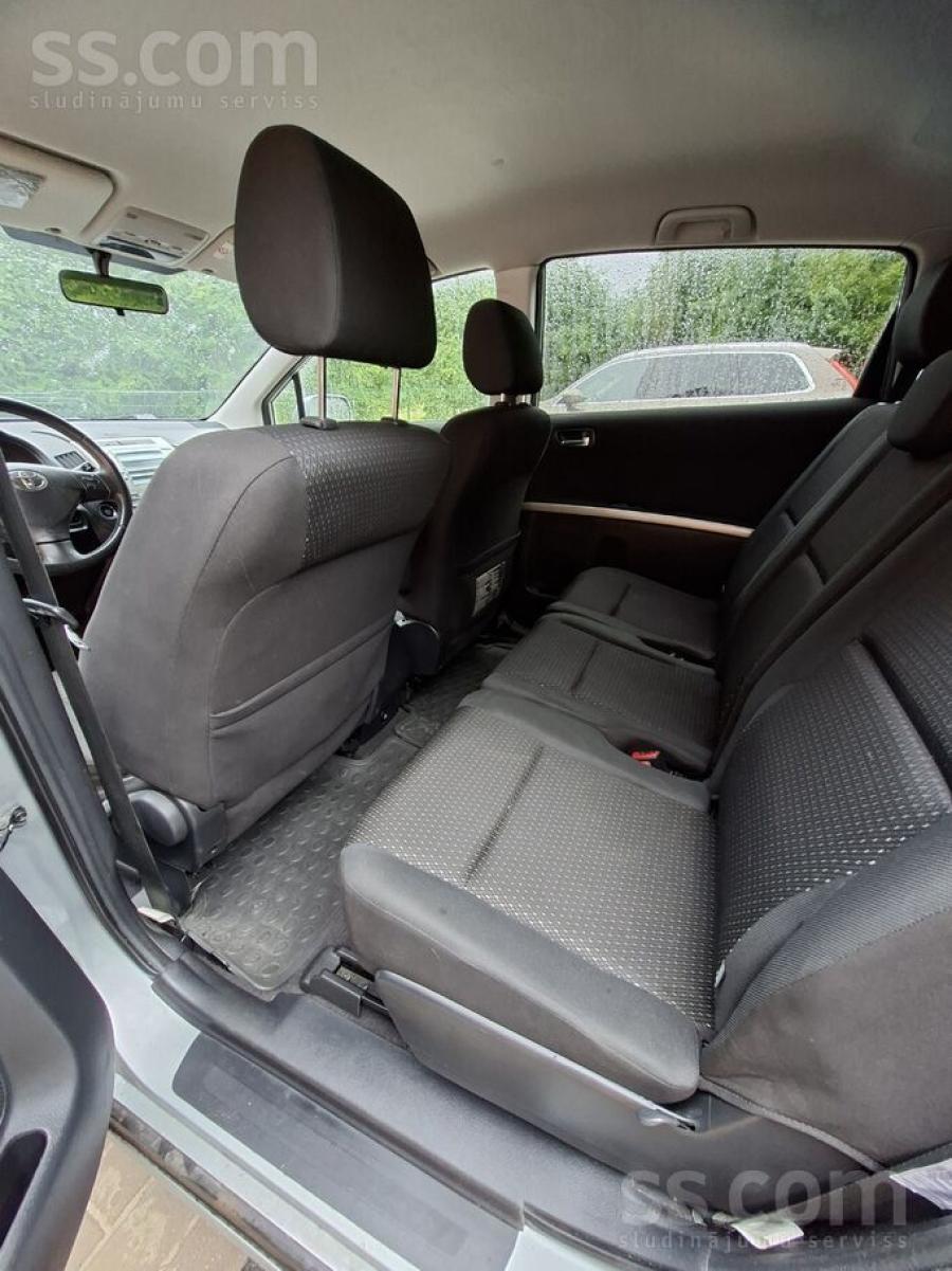 Grey Toyota Corolla Verso 2009 in Cesis, with an engine capacity of 2.20 L and mileage of 226 thousand km for 3495 €, photo 10 on AUTOMOTO.COM.LV