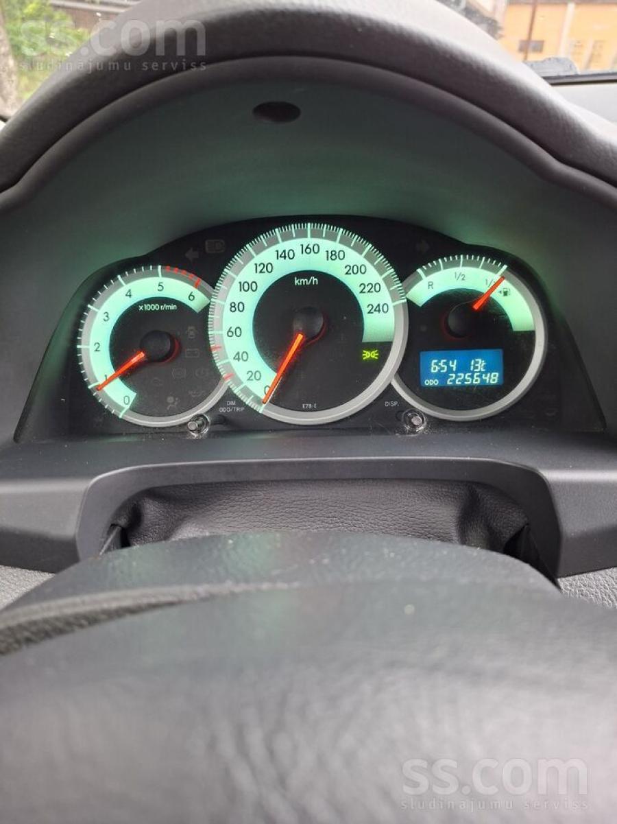 Grey Toyota Corolla Verso 2009 in Cesis, with an engine capacity of 2.20 L and mileage of 226 thousand km for 3495 €, photo 12 on AUTOMOTO.COM.LV