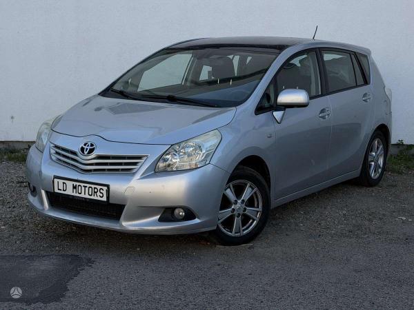 Pelēks Toyota Corolla Verso 2009 Viļņa, ar dzinēja tilpumu 2.23 L un nobraukumu 356 tūkst. km par 3890 €, foto 1 vietnē AUTOMOTO.COM.LV