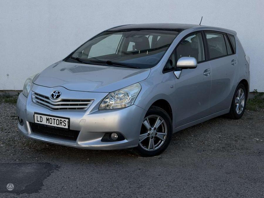 Grey Toyota Corolla Verso 2009 in Vilnius, with an engine capacity of 2.23 L and mileage of 356 thousand km for 3890 €, photo 1 on AUTOMOTO.COM.LV