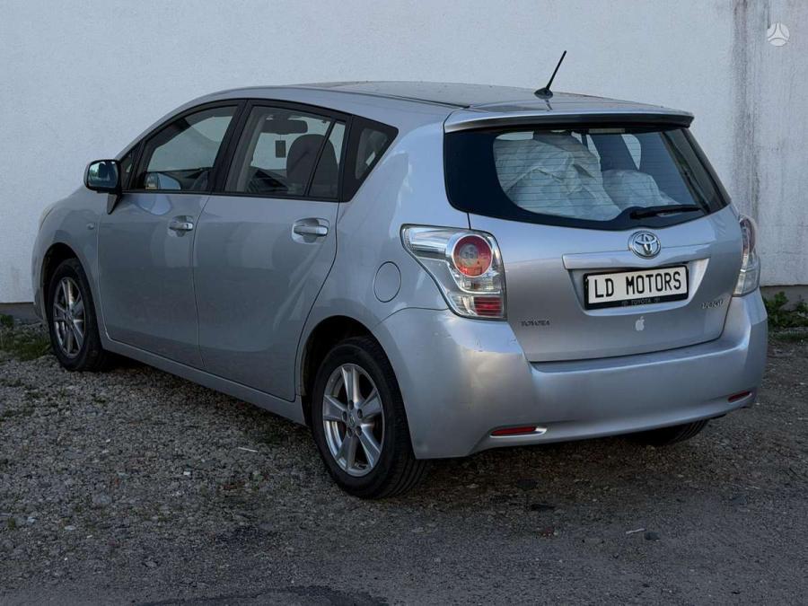 Grey Toyota Corolla Verso 2009 in Vilnius, with an engine capacity of 2.23 L and mileage of 356 thousand km for 3890 €, photo 3 on AUTOMOTO.COM.LV
