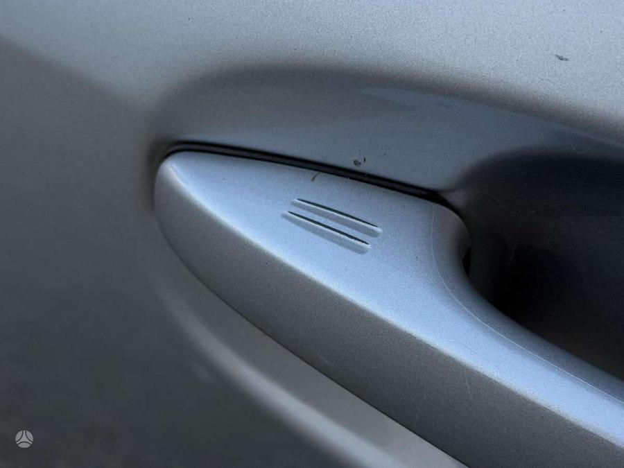 Grey Toyota Corolla Verso 2009 in Vilnius, with an engine capacity of 2.23 L and mileage of 356 thousand km for 3890 €, photo 5 on AUTOMOTO.COM.LV