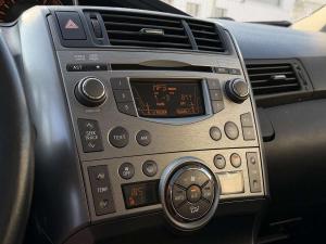 Grey Toyota Corolla Verso 2009 in Vilnius, with an engine capacity of 2.23 L and mileage of 356 thousand km for 3890 €, photo 10 on AUTOMOTO.COM.LV