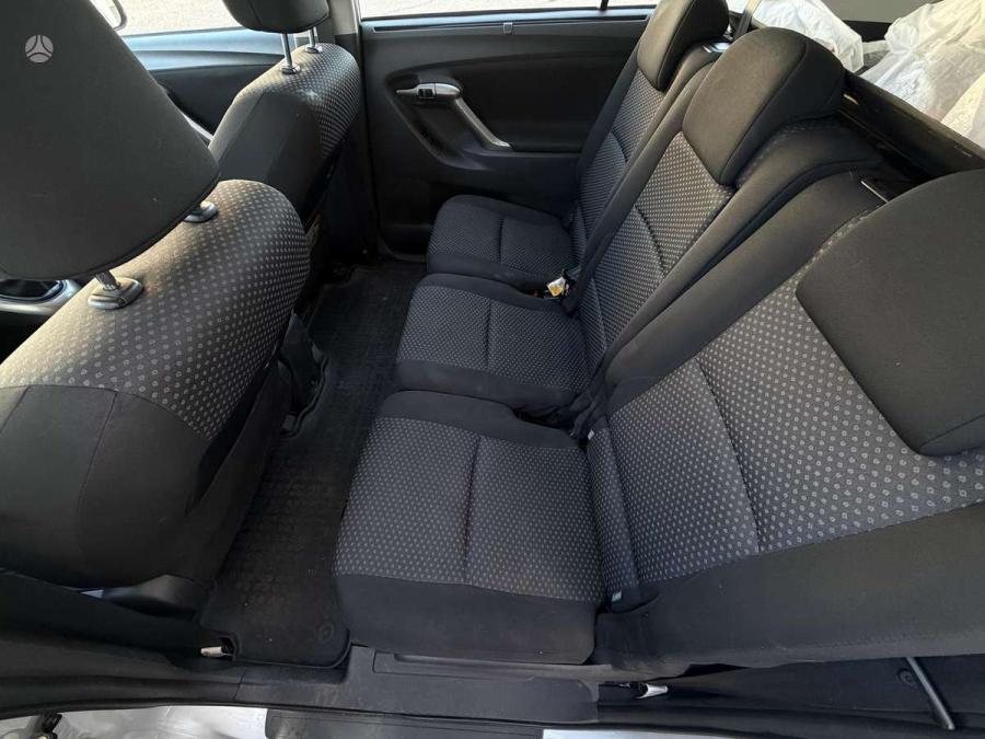 Grey Toyota Corolla Verso 2009 in Vilnius, with an engine capacity of 2.23 L and mileage of 356 thousand km for 3890 €, photo 13 on AUTOMOTO.COM.LV