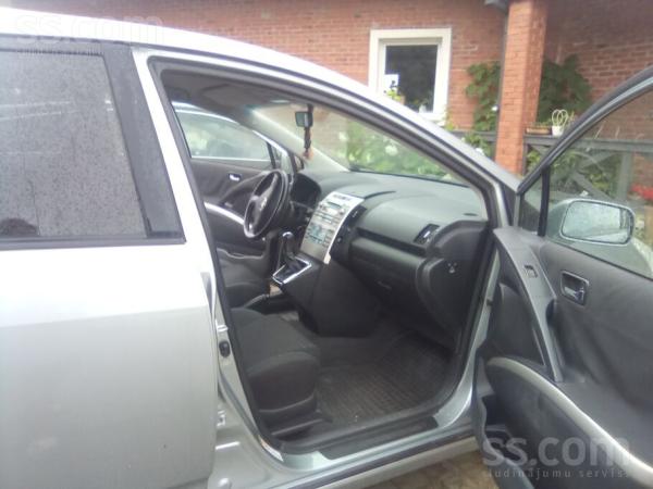Grey Toyota Corolla Verso 2009 in Cesis, with an engine capacity of 2.20 L and mileage of 162 thousand km for 3200 €, photo 8 on AUTOMOTO.COM.LV