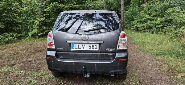 Pelēks Toyota Corolla Verso 2009 Viļņa, ar dzinēja tilpumu 2.23 L un nobraukumu 334 tūkst. km par 3200 €, foto 2 vietnē AUTOMOTO.COM.LV
