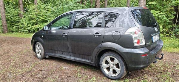Pelēks Toyota Corolla Verso 2009 Viļņa, ar dzinēja tilpumu 2.23 L un nobraukumu 334 tūkst. km par 3200 €, foto 3 vietnē AUTOMOTO.COM.LV