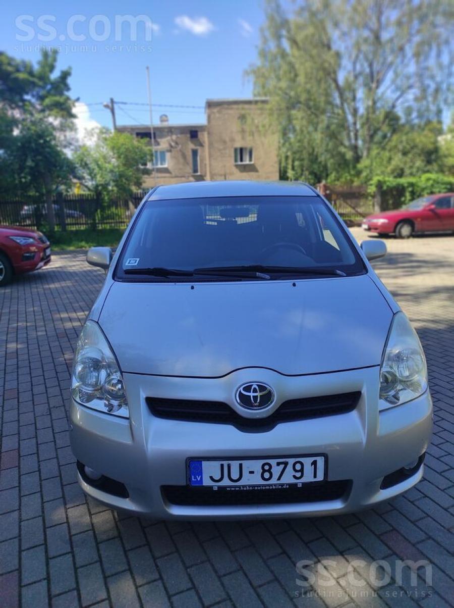 Grey Toyota Corolla Verso 2009 in Riga, with an engine capacity of 2.20 L and mileage of 237 thousand km for 2500 €, photo 1 on AUTOMOTO.COM.LV