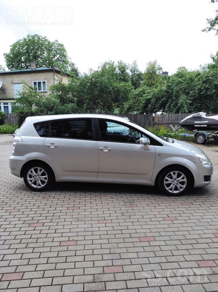Grey Toyota Corolla Verso 2009 in Riga, with an engine capacity of 2.20 L and mileage of 237 thousand km for 2500 €, photo 3 on AUTOMOTO.COM.LV