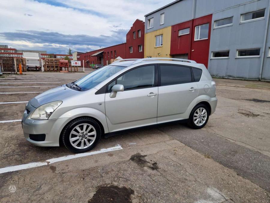 Pelēks Toyota Corolla Verso 2009 Kauņa, ar dzinēja tilpumu 2.20 L un nobraukumu 200 tūkst. km par 2650 €, foto 3 vietnē AUTOMOTO.COM.LV