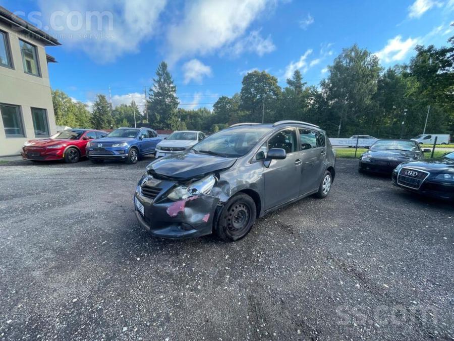 Pelēks Toyota Corolla Verso 2009 Rīga, ar dzinēja tilpumu 2.00 L un nobraukumu 255 tūkst. km par 1550 €, foto 3 vietnē AUTOMOTO.COM.LV