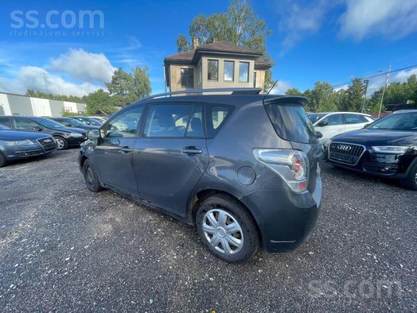 Pelēks Toyota Corolla Verso 2009 Rīga, ar dzinēja tilpumu 2.00 L un nobraukumu 255 tūkst. km par 1550 €, foto 4 vietnē AUTOMOTO.COM.LV