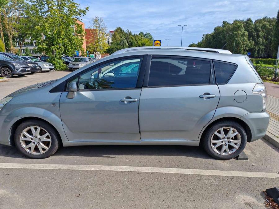 Pelēks Toyota Corolla Verso 2009 Klaipėda, ar dzinēja tilpumu 2.20 L un nobraukumu 248 tūkst. km par 1750 €, foto 1 vietnē AUTOMOTO.COM.LV