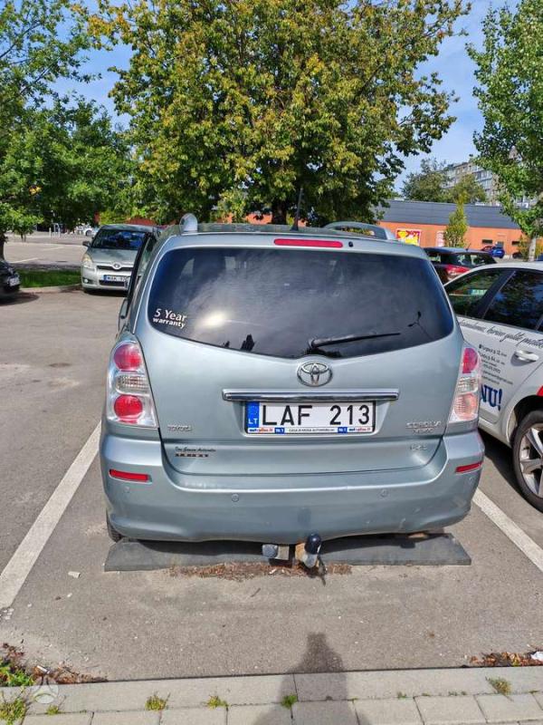 Grey Toyota Corolla Verso 2009 in Klaipeda, with an engine capacity of 2.20 L and mileage of 248 thousand km for 1750 €, photo 3 on AUTOMOTO.COM.LV