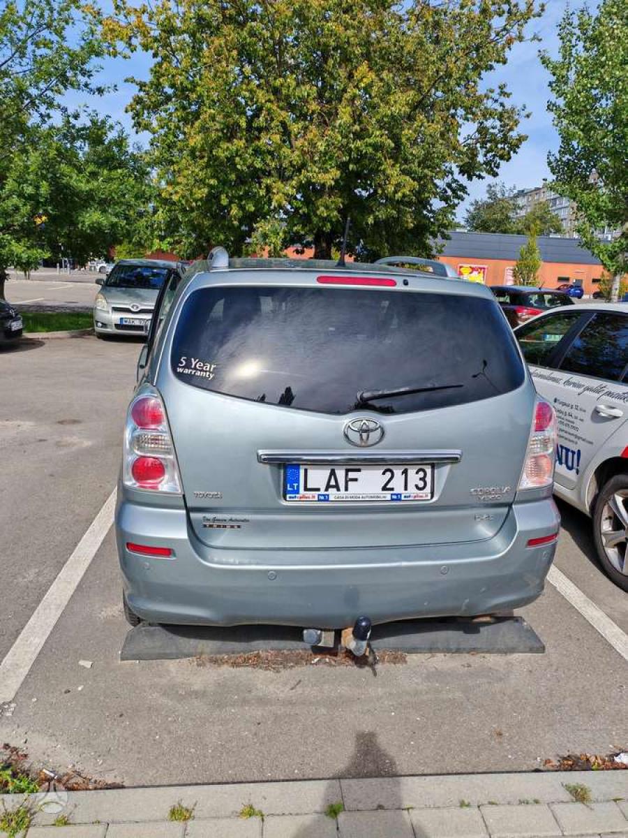 Pelēks Toyota Corolla Verso 2009 Klaipėda, ar dzinēja tilpumu 2.20 L un nobraukumu 248 tūkst. km par 1750 €, foto 3 vietnē AUTOMOTO.COM.LV