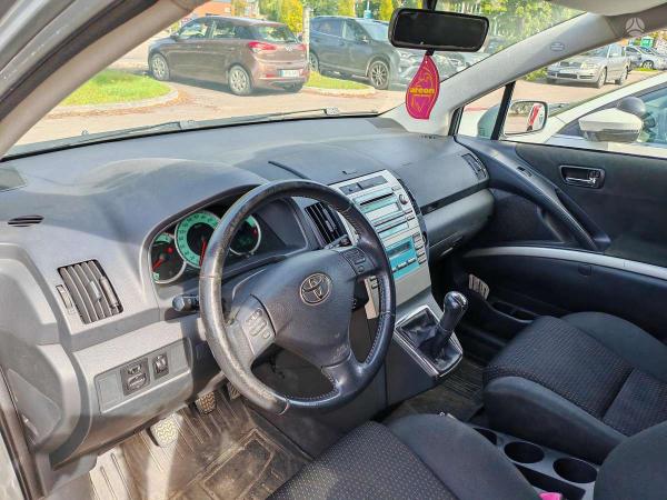 Grey Toyota Corolla Verso 2009 in Klaipeda, with an engine capacity of 2.20 L and mileage of 248 thousand km for 1750 €, photo 7 on AUTOMOTO.COM.LV