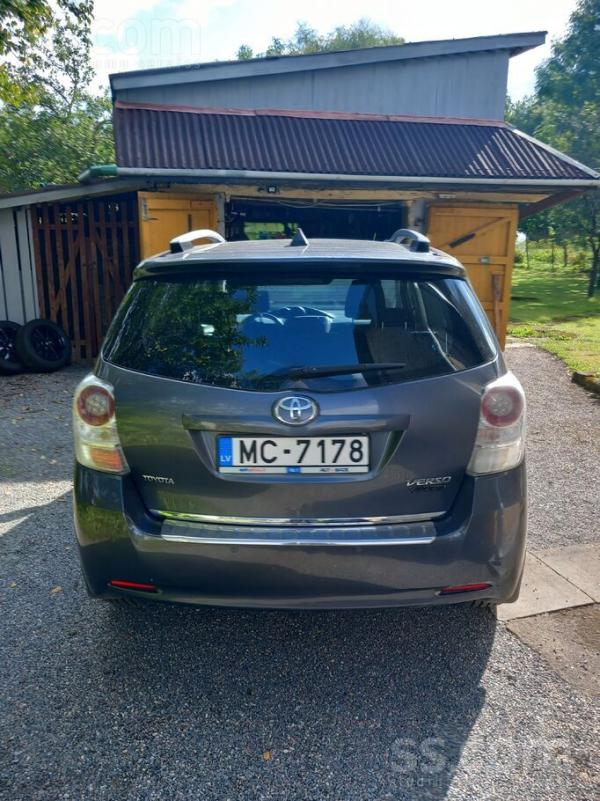 Grey Toyota Corolla Verso 2009 in Cesis, with an engine capacity of 2.20 L and mileage of 239 thousand km for 3000 €, photo 3 on AUTOMOTO.COM.LV