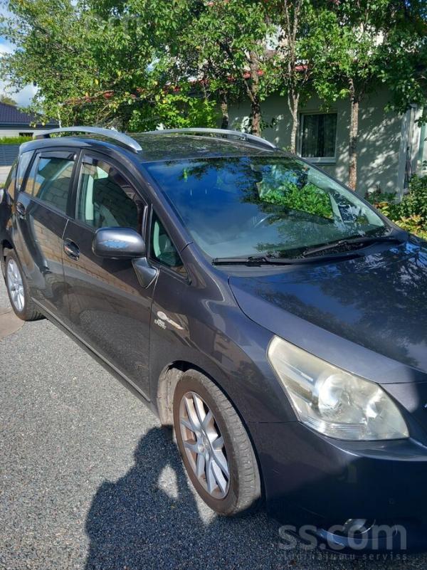 Grey Toyota Corolla Verso 2009 in Cesis, with an engine capacity of 2.20 L and mileage of 239 thousand km for 3000 €, photo 5 on AUTOMOTO.COM.LV