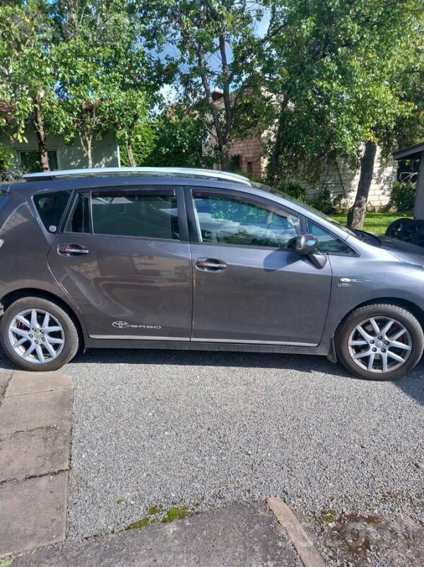 Grey Toyota Corolla Verso 2009 in Cesis, with an engine capacity of 2.20 L and mileage of 239 thousand km for 3000 €, photo 6 on AUTOMOTO.COM.LV