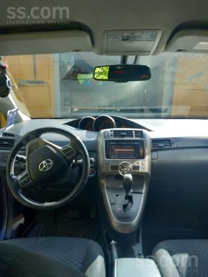Pelēks Toyota Corolla Verso 2009 Cēsis, ar dzinēja tilpumu 2.20 L un nobraukumu 239 tūkst. km par 3000 €, foto  vietnē AUTOMOTO.COM.LV