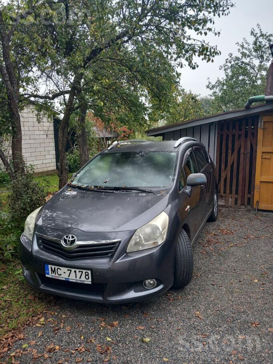 Pelēks Toyota Corolla Verso 2009 Cēsis, ar dzinēja tilpumu 2.20 L un nobraukumu 239 tūkst. km par 2600 €, foto 4 vietnē AUTOMOTO.COM.LV
