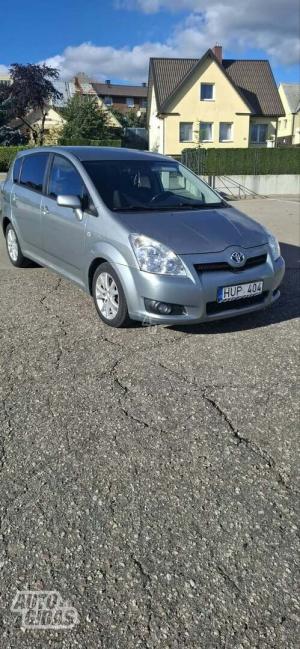 Pelēks Toyota Corolla Verso 2009 Telšiai, ar dzinēja tilpumu 2.20 L un nobraukumu 267 tūkst. km par 1999 €, foto  vietnē AUTOMOTO.COM.LV