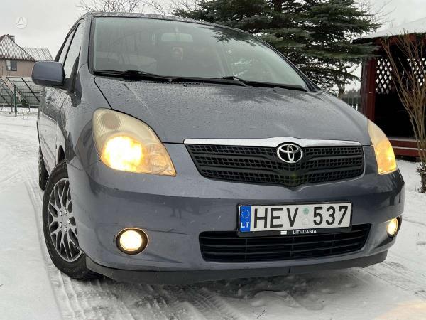 Grey Toyota Corolla Verso 2004 in Vilnius, with an engine capacity of 1.60 L and mileage of 285 thousand km for 1200 €, photo 1 on AUTOMOTO.COM.LV