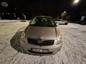 Pelēks Toyota Corolla Verso 2002 Viļņa, ar dzinēja tilpumu 2.00 L un nobraukumu 323 tūkst. km par 1000 €, foto  vietnē AUTOMOTO.COM.LV