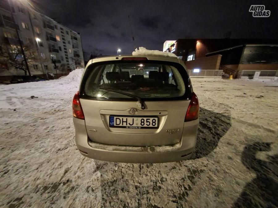 Pelēks Toyota Corolla Verso 2002 Viļņa, ar dzinēja tilpumu 2.00 L un nobraukumu 323 tūkst. km par 1000 €, foto 2 vietnē AUTOMOTO.COM.LV