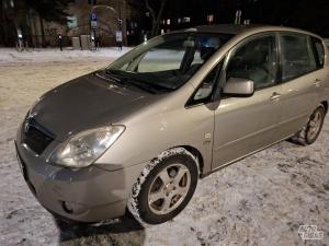 Pelēks Toyota Corolla Verso 2002 Viļņa, ar dzinēja tilpumu 2.00 L un nobraukumu 323 tūkst. km par 1000 €, foto 3 vietnē AUTOMOTO.COM.LV
