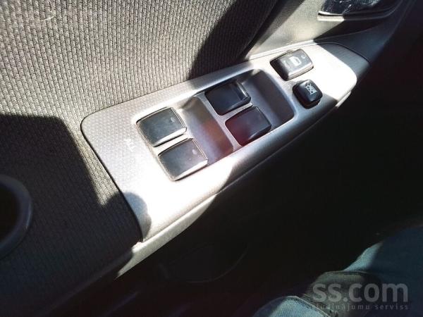 Pelēks Toyota Corolla Verso 2002 Valmiera, ar dzinēja tilpumu 2.00 L un nobraukumu 272 tūkst. km par 1050 €, foto 8 vietnē AUTOMOTO.COM.LV