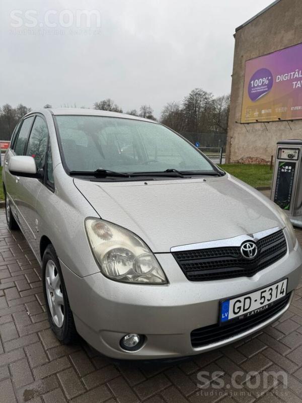 Grey Toyota Corolla Verso 2002 in Riga, with an engine capacity of 2.00 L and mileage of 290 thousand km for 1300 €, photo 1 on AUTOMOTO.COM.LV