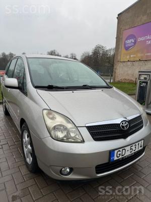 Pelēks Toyota Corolla Verso 2002 Rīga, ar dzinēja tilpumu 2.00 L un nobraukumu 290 tūkst. km par 1300 €, foto  vietnē AUTOMOTO.COM.LV