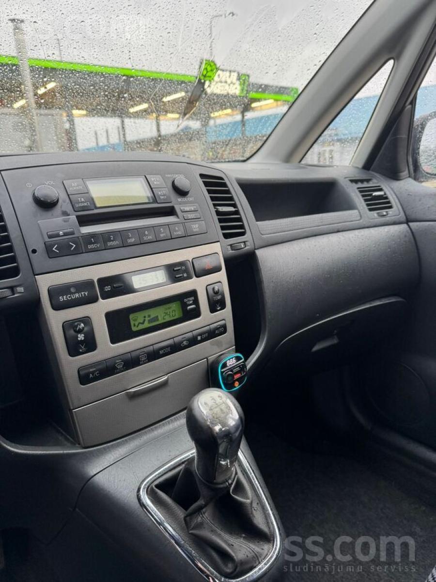 Grey Toyota Corolla Verso 2002 in Riga, with an engine capacity of 2.00 L and mileage of 290 thousand km for 1300 €, photo 4 on AUTOMOTO.COM.LV