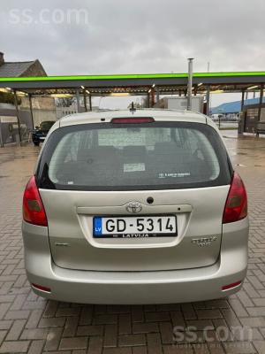 Grey Toyota Corolla Verso 2002 in Riga, with an engine capacity of 2.00 L and mileage of 290 thousand km for 1300 €, photo 6 on AUTOMOTO.COM.LV