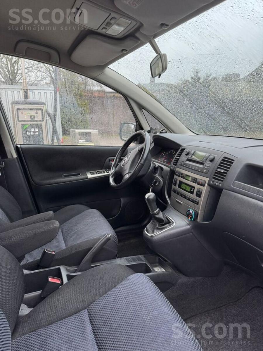 Grey Toyota Corolla Verso 2002 in Riga, with an engine capacity of 2.00 L and mileage of 290 thousand km for 1300 €, photo 7 on AUTOMOTO.COM.LV