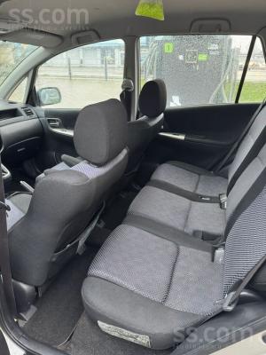 Grey Toyota Corolla Verso 2002 in Riga, with an engine capacity of 2.00 L and mileage of 290 thousand km for 1300 €, photo 9 on AUTOMOTO.COM.LV