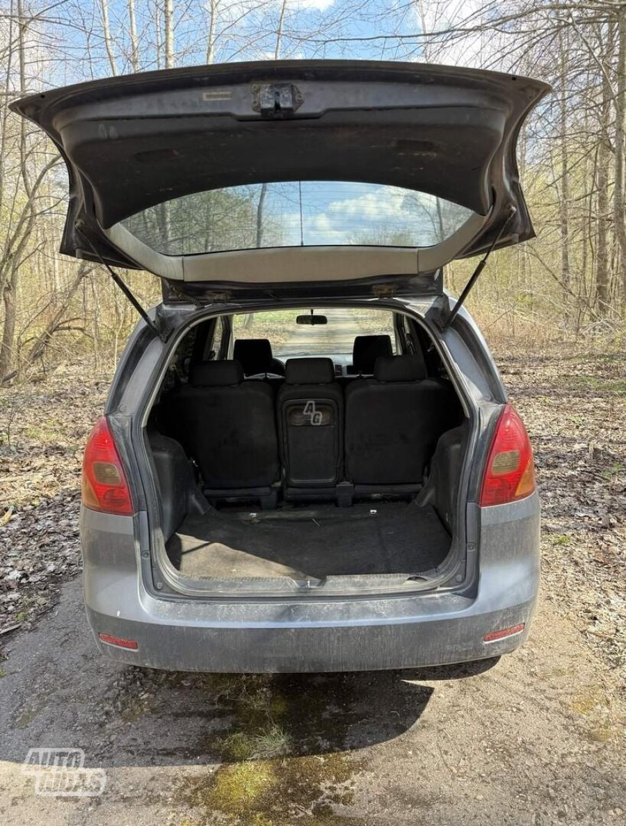 Grey Toyota Corolla Verso 2003 in Vievis, with an engine capacity of 2.00 L and mileage of 340 thousand km for 500 €, photo 13 on AUTOMOTO.COM.LV